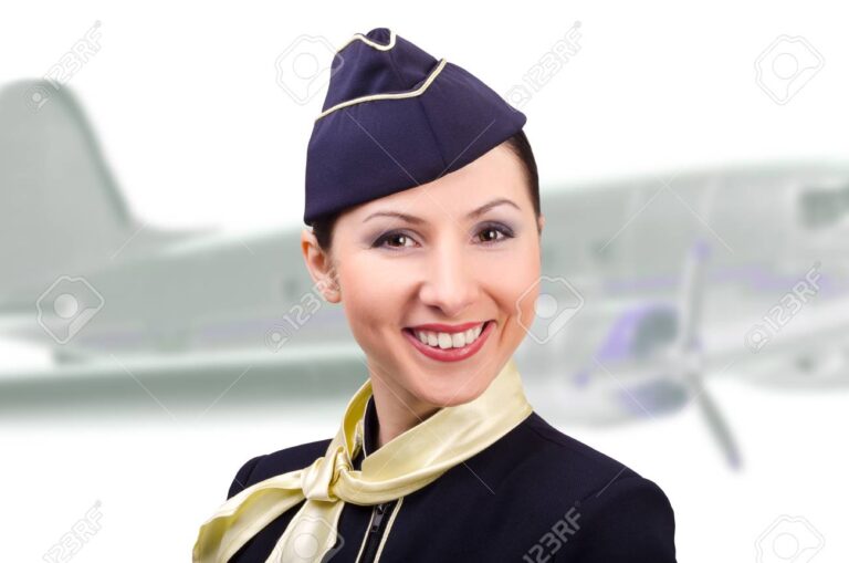 Descubre cuánto cuesta el curso de azafata de vuelo en España y ...