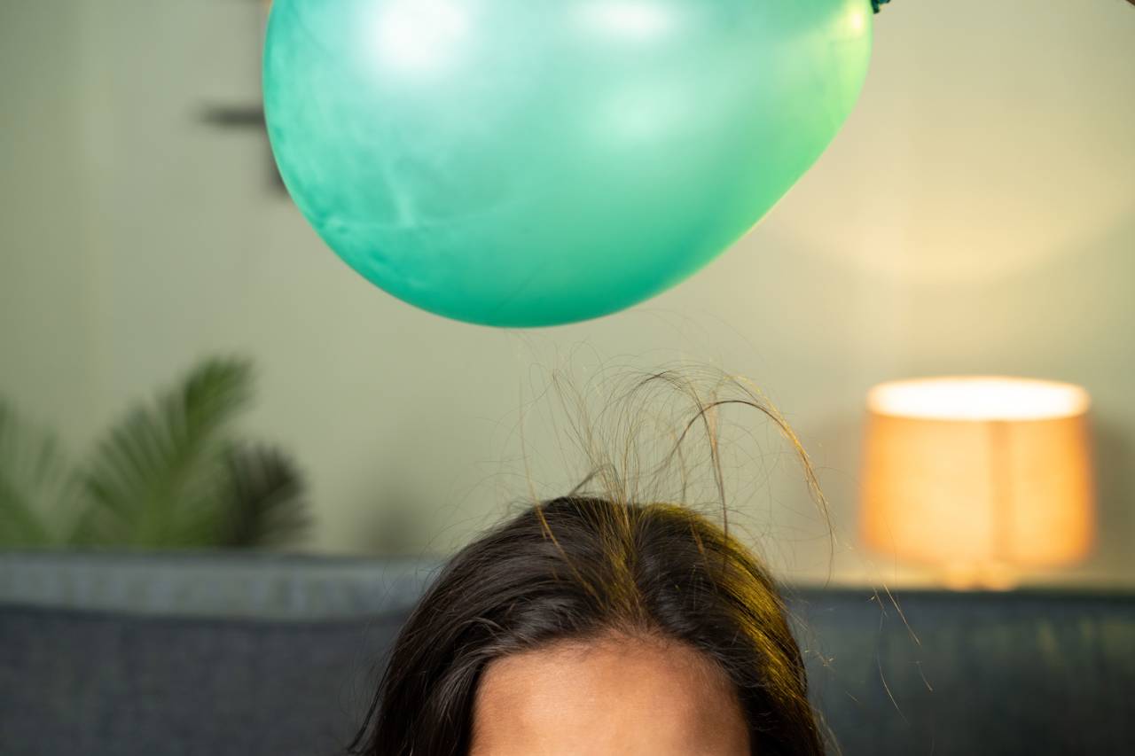 ¡Descubre qué pasa si frotas un globo en tu cabello! Hair-Raising ...